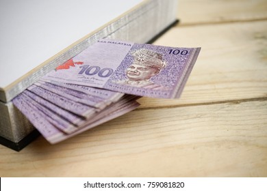 100 Malaysian Ringgit Banknotes Book Stock Photo 759081820 | Shutterstock