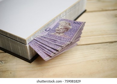 100 Malaysian Ringgit Banknotes Book Stock Photo 759081829 | Shutterstock