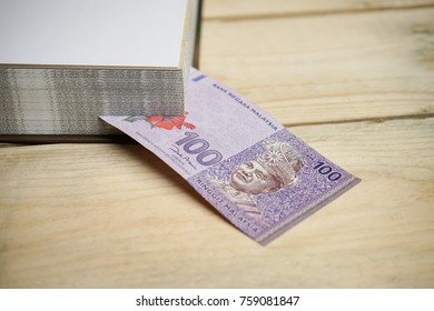 100 Malaysian Ringgit Banknotes Book Stock Photo 759081847 | Shutterstock