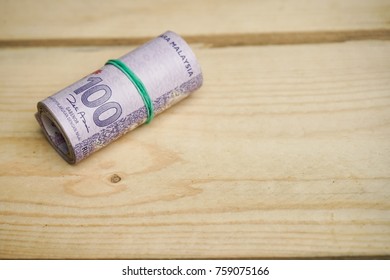 100 Malaysian Ringgit Banknotes Tied Rubberband Stock Photo 759075166 ...