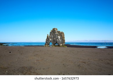 15 M High Basalt Stack Along Stock Photo 1657632973 | Shutterstock
