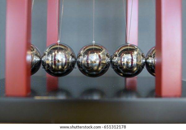 5 Balls Pendulum Newtons Cradle Stock Photo 651312178 | Shutterstock