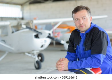 110,273 Aircraft servicing Images, Stock Photos & Vectors | Shutterstock