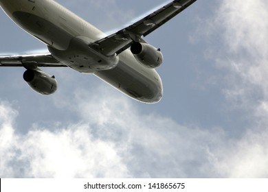 6,306 Airplane From Below Images, Stock Photos & Vectors | Shutterstock