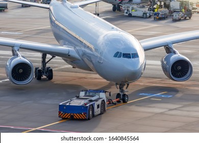 Airplane Execute Push Back Operation Airport Stock Photo 1640845564 ...