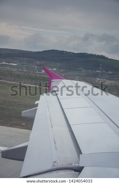 Airplane Window View Wing Flaps Foto de stock 1424054033 | Shutterstock