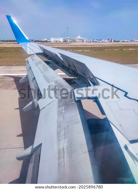 Airplane Window View Wing Flaps After Foto stock 2025896780 | Shutterstock
