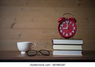 Alarm Clock 9am On Stack Books Stock Photo 587485187 | Shutterstock