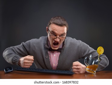 Angry Man Computer库存照片168397850 | Shutterstock