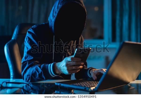 Un hacker programador anónimo usa una Foto de stock 1354950491 ...