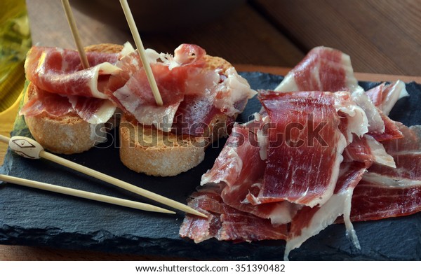 aperitivo de jamón serrano con pan Foto de stock 351390482 | Shutterstock