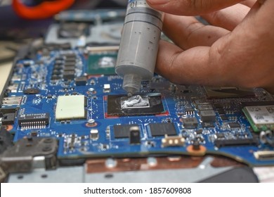 Applying Replacing Thermal Paste On Laptop Stock Photo 1857609808 ...