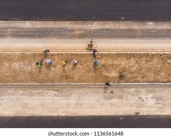 Asian Worker Using Hoe Leveling Dirt Foto Stok 1136561648 | Shutterstock
