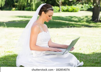 2,485 Bride on computer Images, Stock Photos & Vectors | Shutterstock