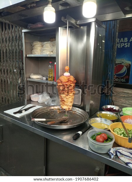 Authentic Arabic Chicken Shawarma Setup Karachi Foto de stock ...