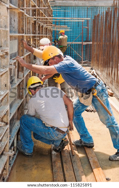 Autentiske byggeri bygherrer arbejder sammen for Stock-foto (rediger nu ...
