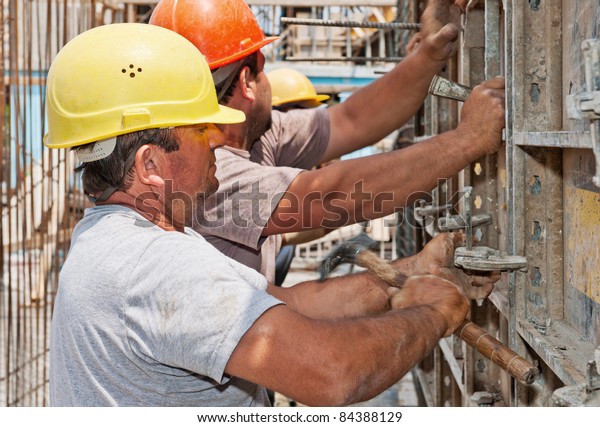 Photo de stock Des ouvriers du bâtiment authentiques se 84388129 ...
