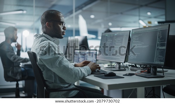 Photo de stock Office authentique: Un programmeur informatique noir ...