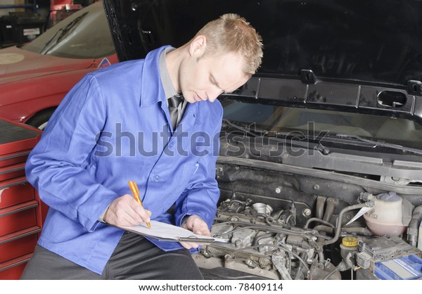 mecánico de automóviles, mecánico, revisado el compartimento del motor ...