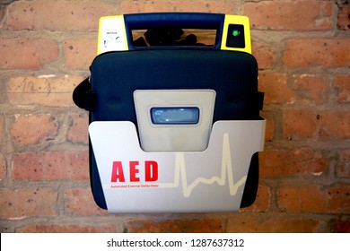 1,092 External defibrillator Stock Photos, Images & Photography ...