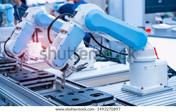 Un robot automatique dans une usine : photo de stock (modifiable ...