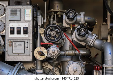 Back View Fire Engine Roller Shutter Stockfoto 1454714825 | Shutterstock