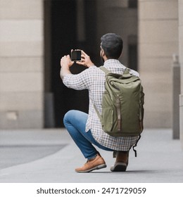 「Back View Man Squatting Down Taking」のAI生成画像、2471728957 | Shutterstock