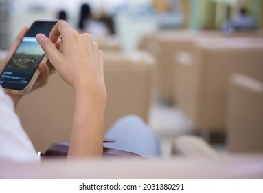 8,287 Hand scrolling phone Images, Stock Photos & Vectors | Shutterstock