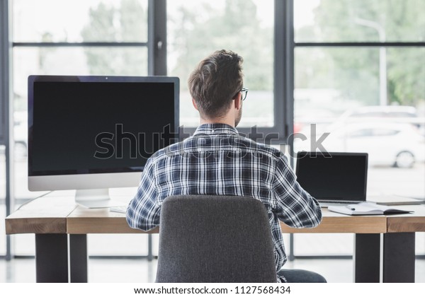 7,587 fotos de Using computer back view - Fotos, imágenes y otros ...