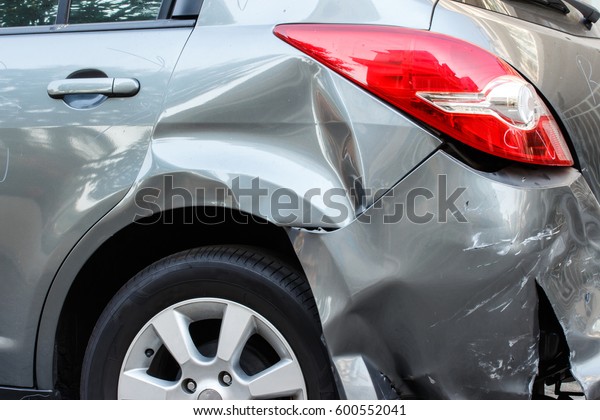 El lado posterior de un auto se dañó luego de un accidente de auto
