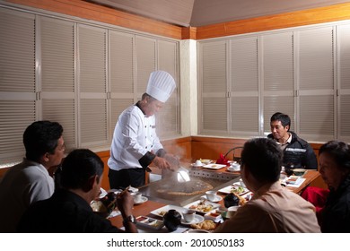 427 Chef talking to customers Images, Stock Photos & Vectors | Shutterstock
