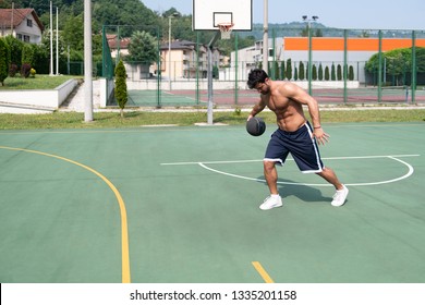 Basketball Player Bodybuilder Practicing Posing Basketball 스톡 사진 ...
