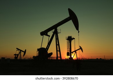 Beam Balanced Pumping Unit Under Setting Stock Photo 392808670 ...