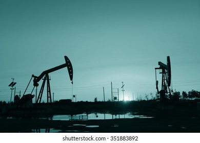 Beam Pumping Unit Work Stock Photo 351883892 | Shutterstock