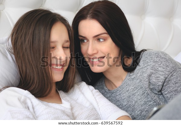 Beautiful Mother Her Cute Teenage Daughter Foto De Stock 639567592 Shutterstock