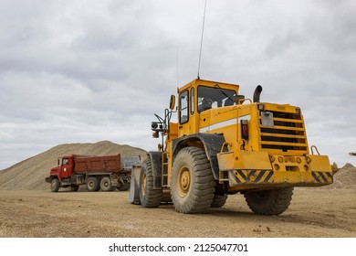 10,349 Wheel big loader Images, Stock Photos & Vectors | Shutterstock