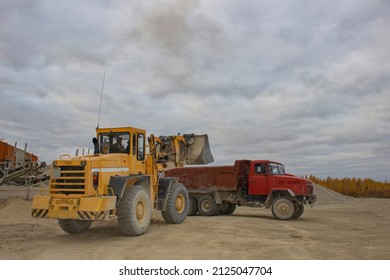 10,349 Wheel big loader Images, Stock Photos & Vectors | Shutterstock