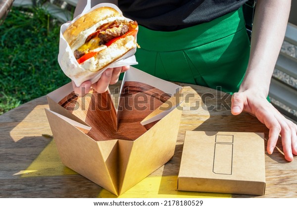 2 Compostable Burger Pack Images, Stock Photos & Vectors | Shutterstock
