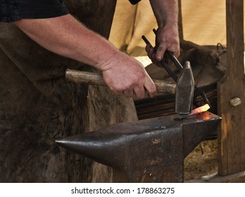 Blacksmith hands : 17 816 images, photos et images vectorielles de ...