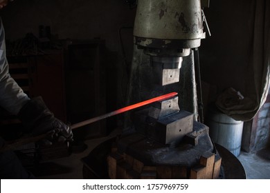 Blacksmithing Blacksmith Automatic Hammer Forging Split Foto stock ...