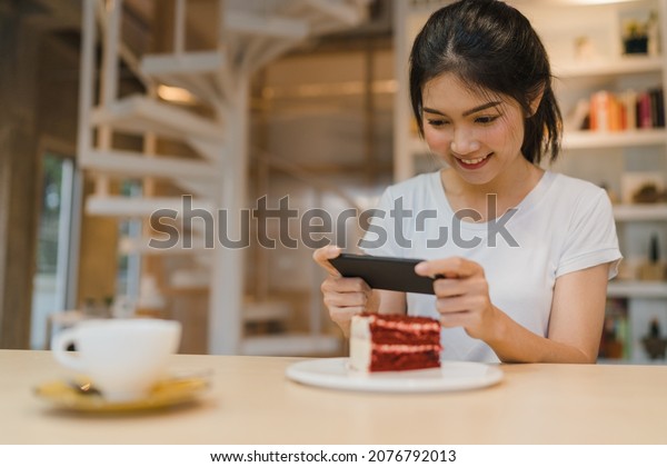 1 735 рез по запросу Asian Girl Taking Food Photo — изображения стоковые фотографии и