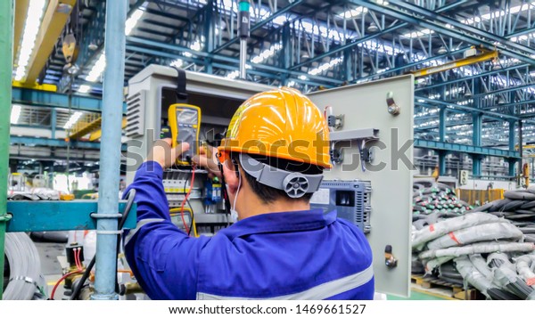 Photo de stock de L'arrière-plan flou de l'ingénieur électrique ...
