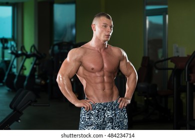 Bodybuilder Posing Different Poses Demonstrating Their库存照片484234711 ...