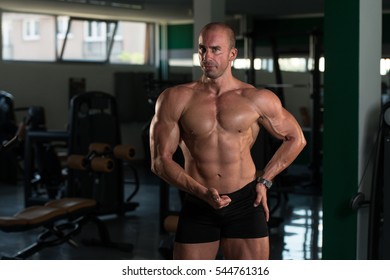 Bodybuilder Posing Different Poses Demonstrating TheirẢnh có ...