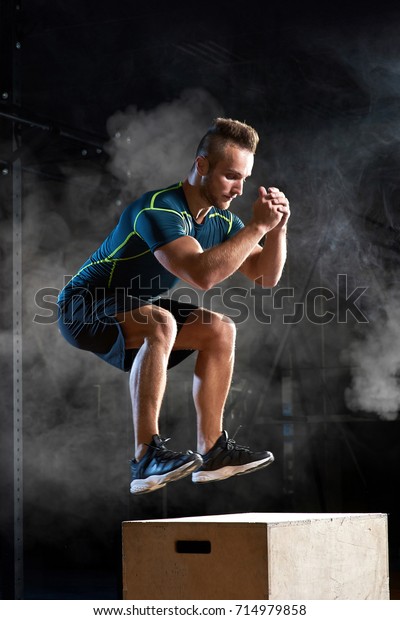 Box-Jogging-Trainer im Fitnessraum Stockfoto 714979858 | Shutterstock