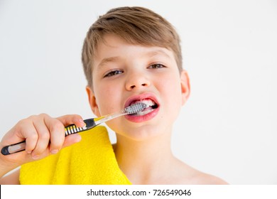 Boy Brushing Teeth Stock Photo 726549046 | Shutterstock
