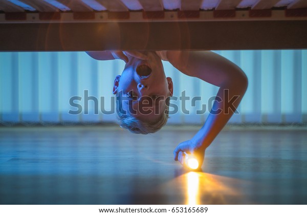 Boy Flashlight Look Under Bed Night ภาพสต็อก 653165689 | Shutterstock
