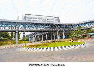 14,501 Bridge between buildings Images, Stock Photos & Vectors ...