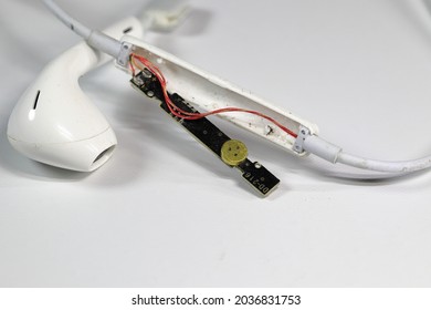 977 Broken microphone Images, Stock Photos & Vectors | Shutterstock