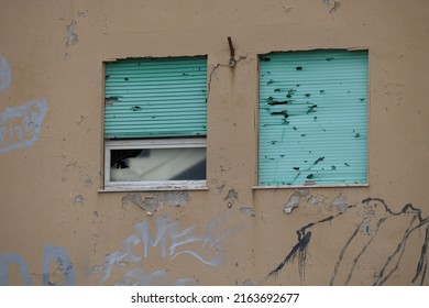 7,033 Broken shutters Images, Stock Photos & Vectors | Shutterstock